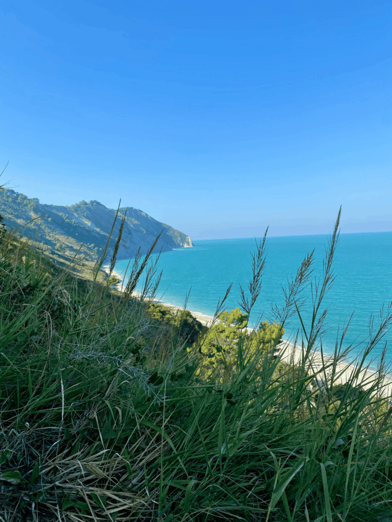 Praia de Mezzavale: natureza selvagem em Ancona - Destino Marche